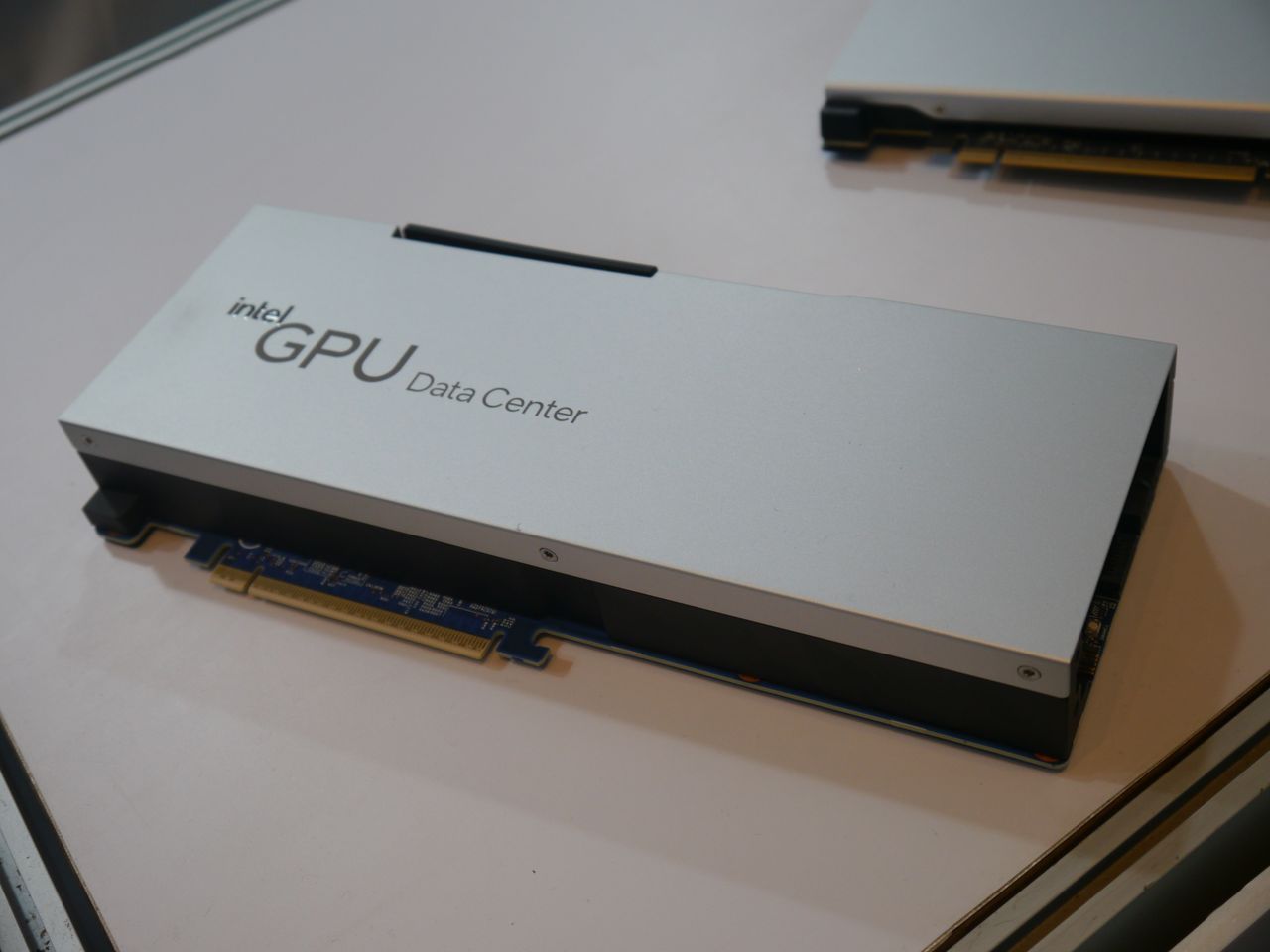 提供PCIe與OAM外形，英特爾首款資料中心GPU產品問世 | iThome